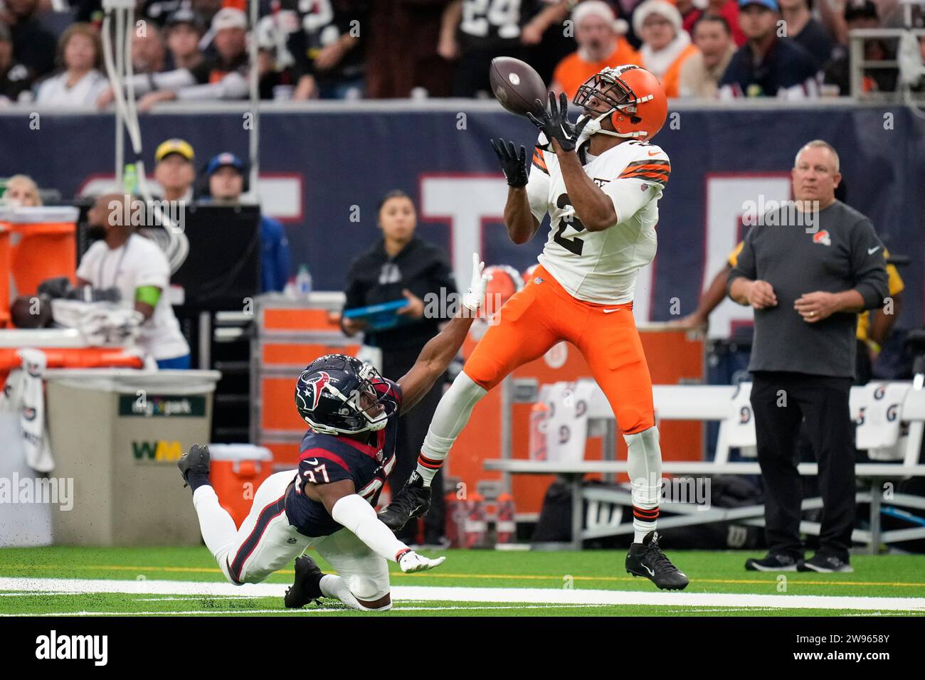 Cleveland Browns wide receiver Amari Cooper (2) hauls in a pass for a ...