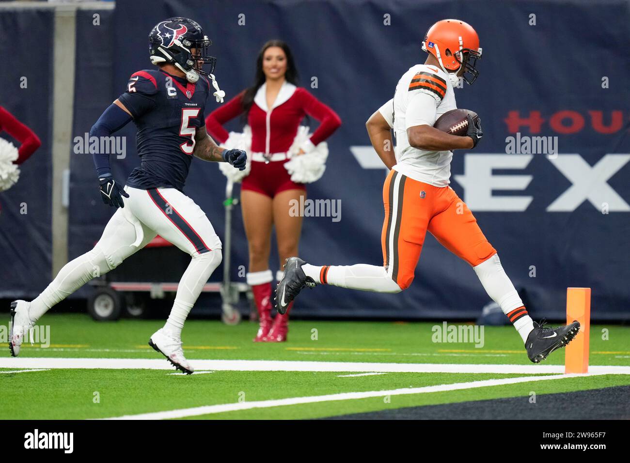 Cleveland Browns wide receiver Amari Cooper, right, scores a touchdown ...