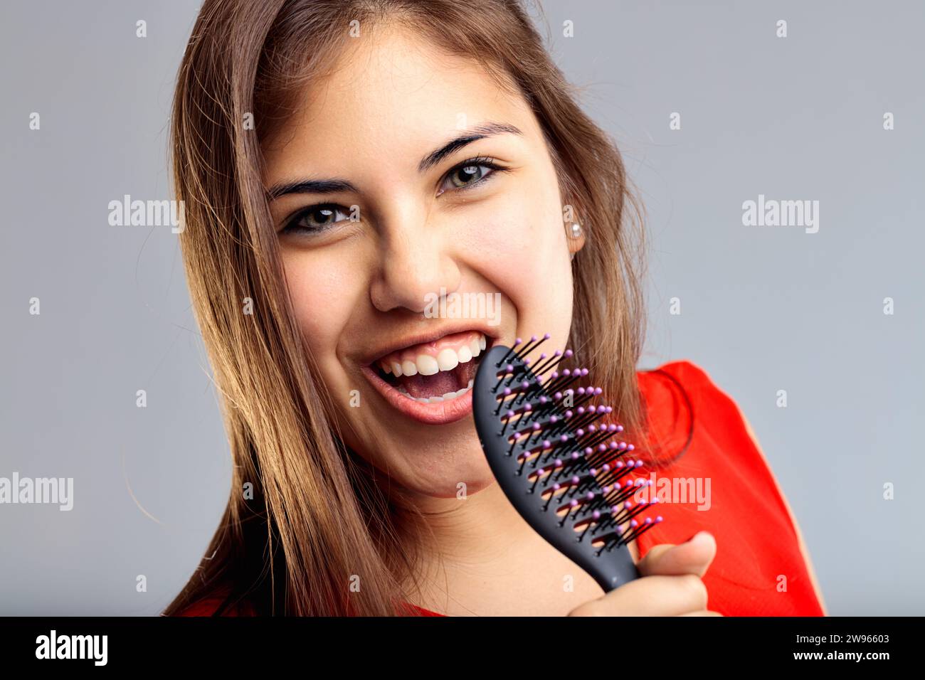 Exuberant singing session captured, with a common hairbrush turned prop ...