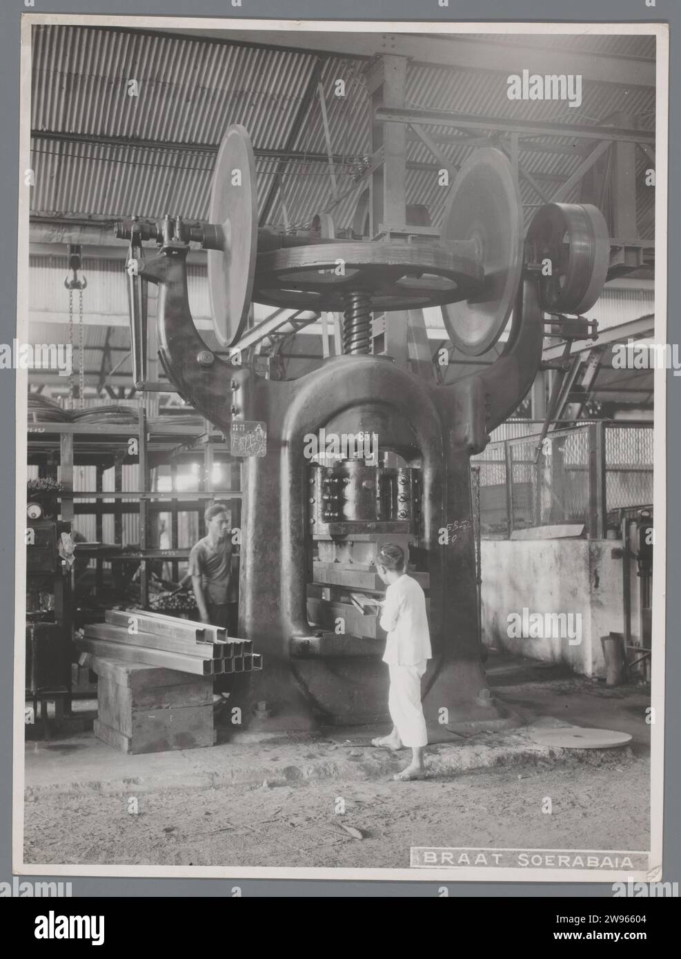 Great Friction Pers, Anonymous, 1932 - 1933 photograph A large friction ...