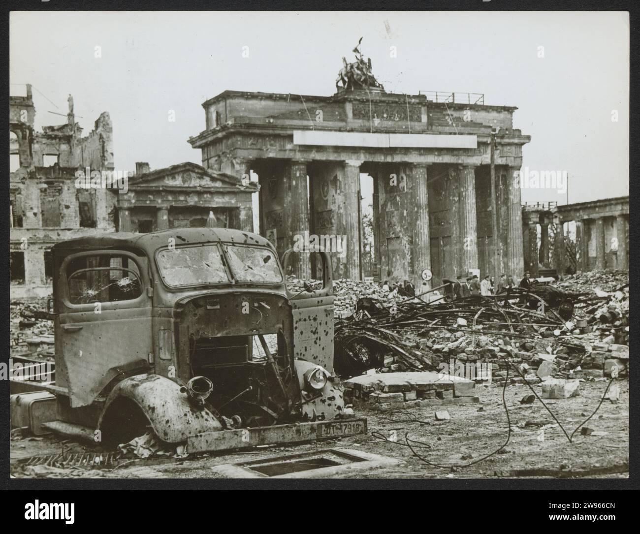 Brandenburg gate 1945 hi-res stock photography and images - Alamy