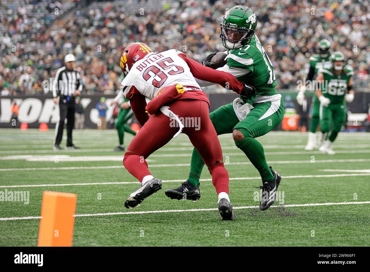 New York Jets wide receiver Garrett Wilson (17) carries the ball ...
