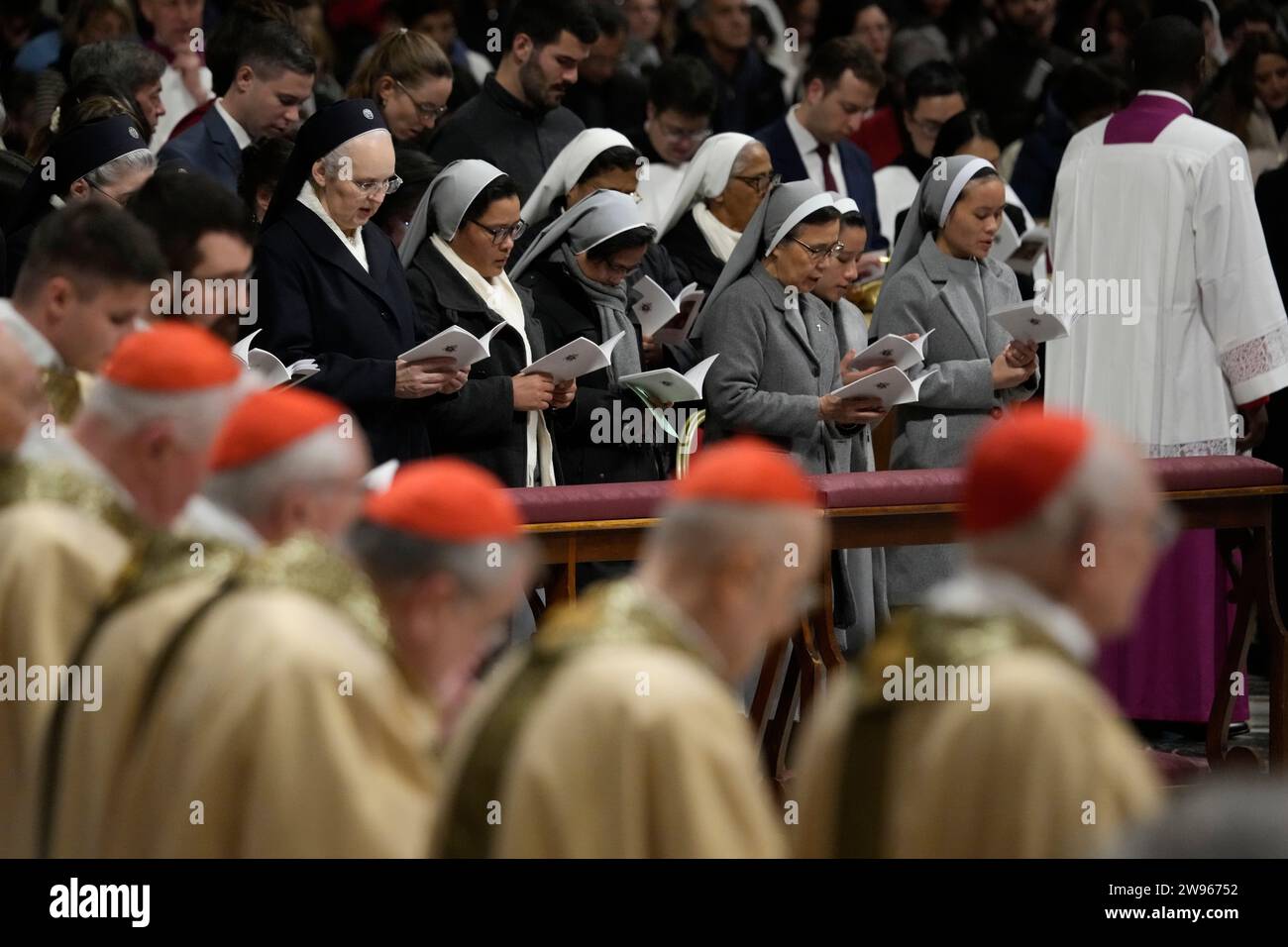 Nuns and cardinals attend Christmas eve Mass celebrated by Pope Francis ...