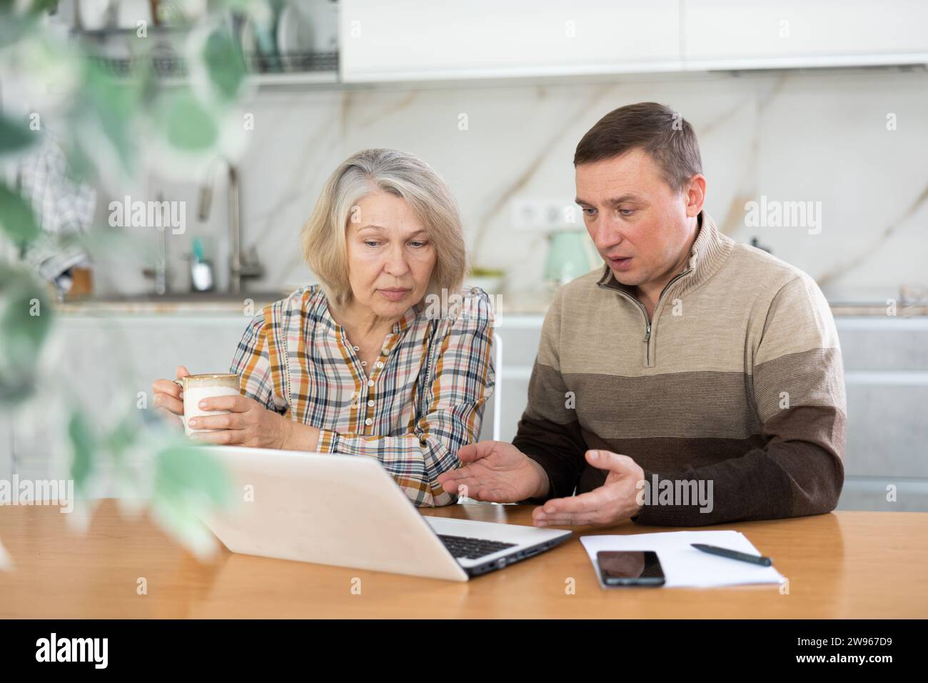 Man fill out documents hi-res stock photography and images - Alamy
