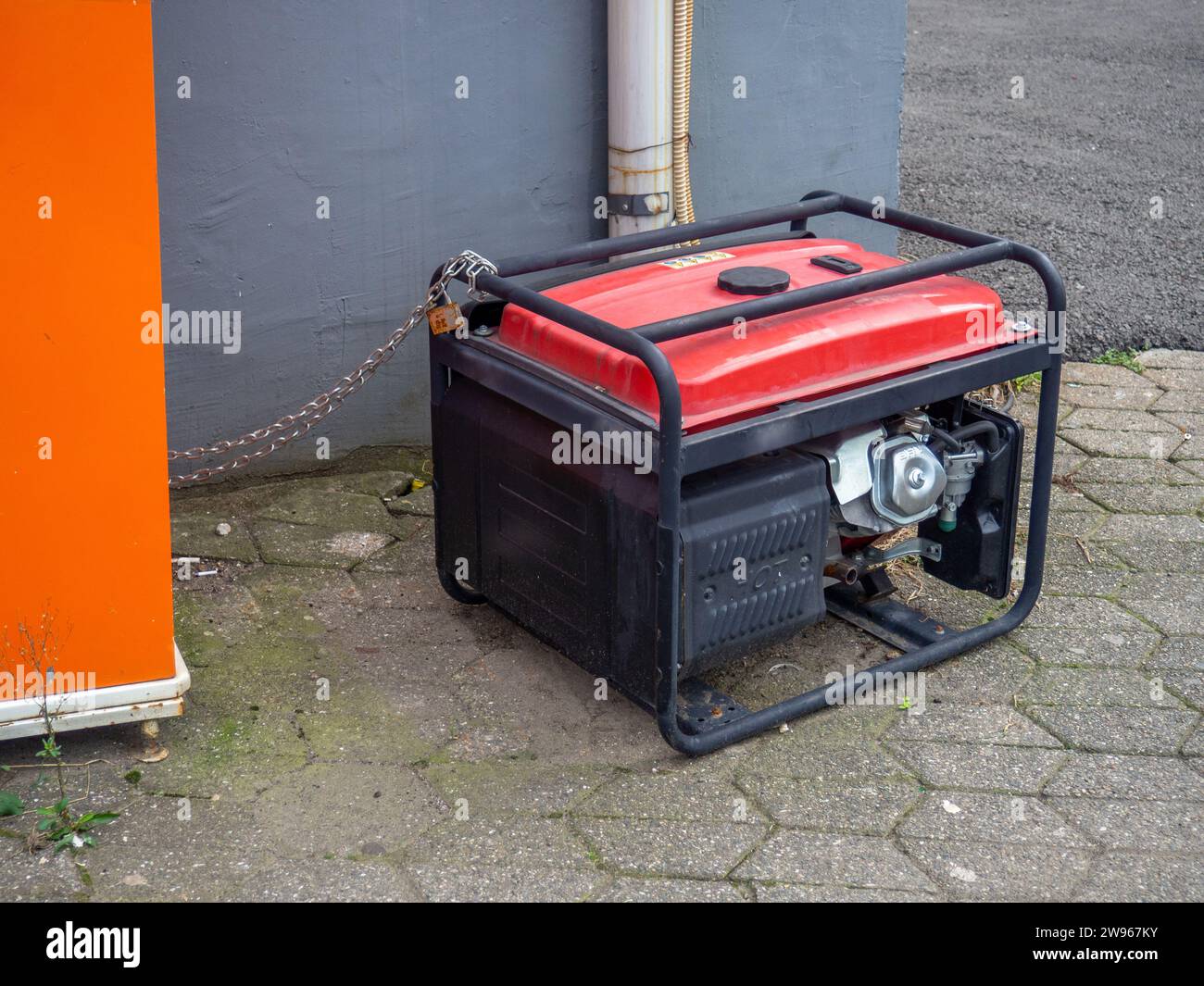 generator is on the street tied with a chain. Protection against theft ...
