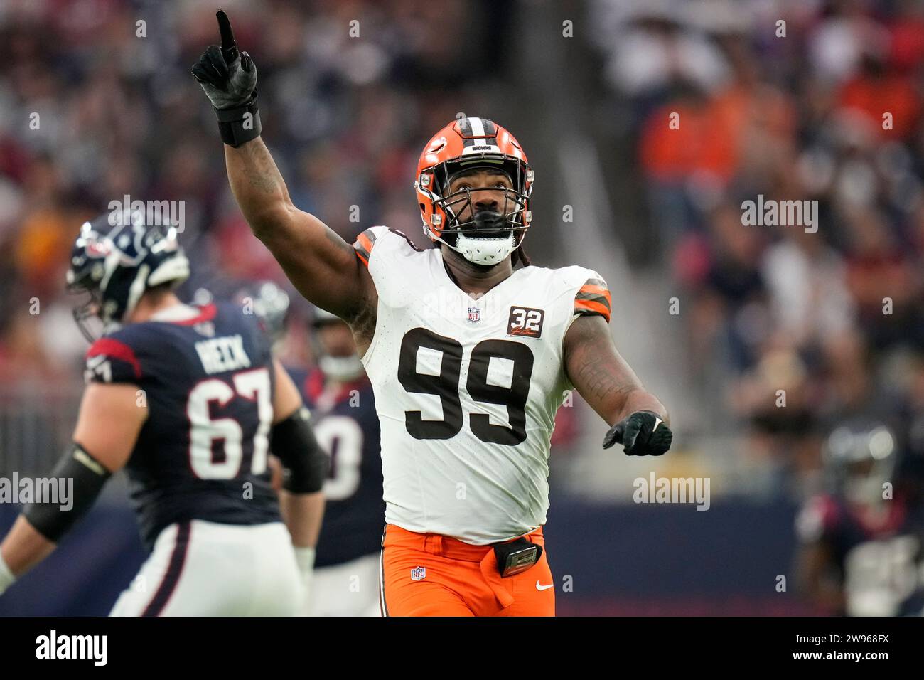 Cleveland Browns defensive end Za'Darius Smith (99) celebrates after ...