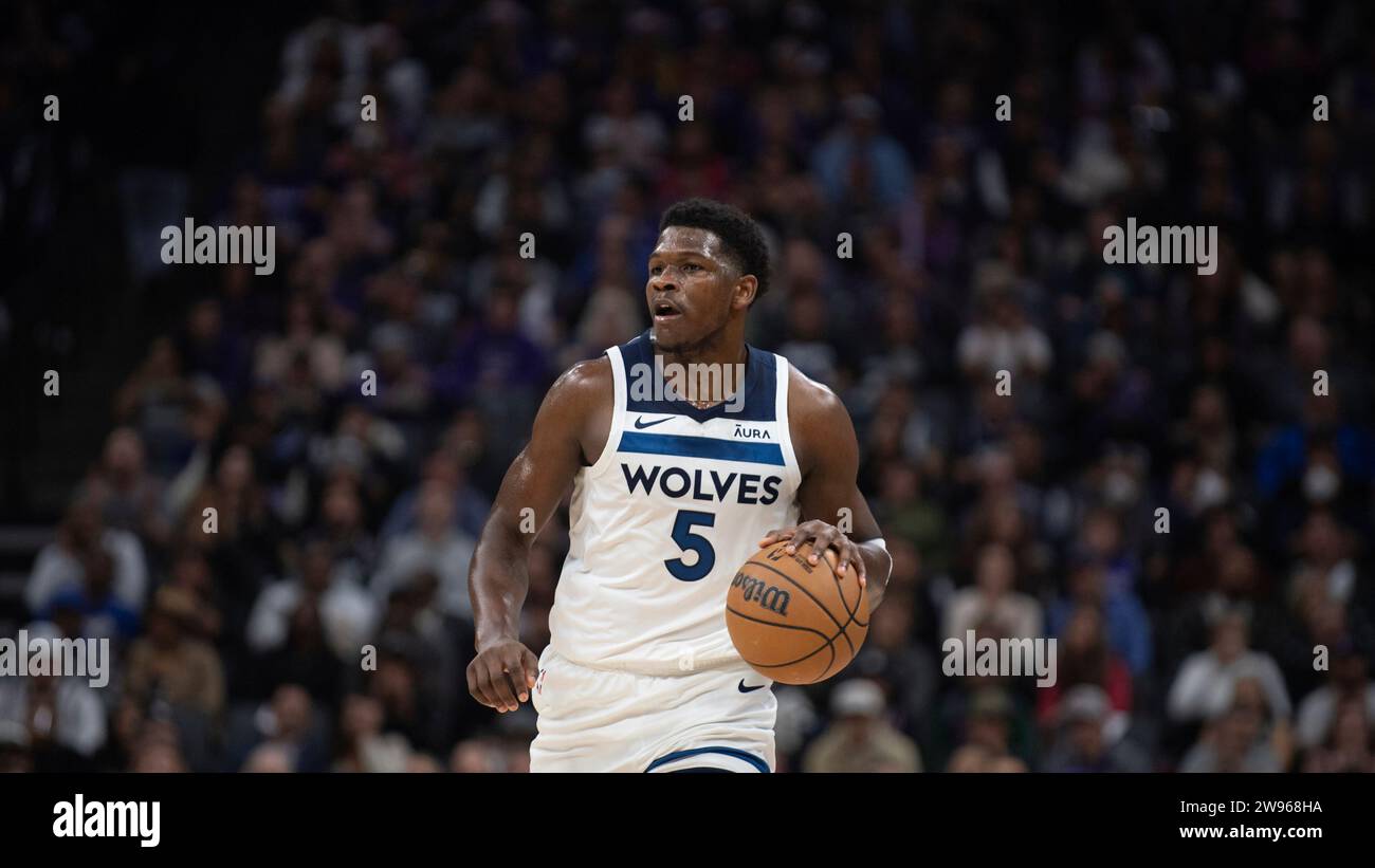 Minnesota Timberwolves guard Anthony Edwards (5) brings the ball up ...