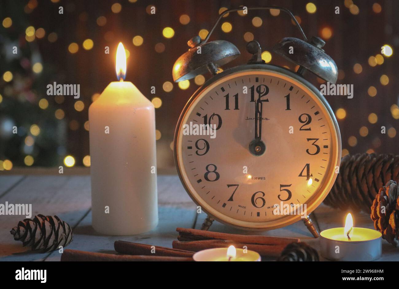 Candle clock hi-res stock photography and images - Alamy