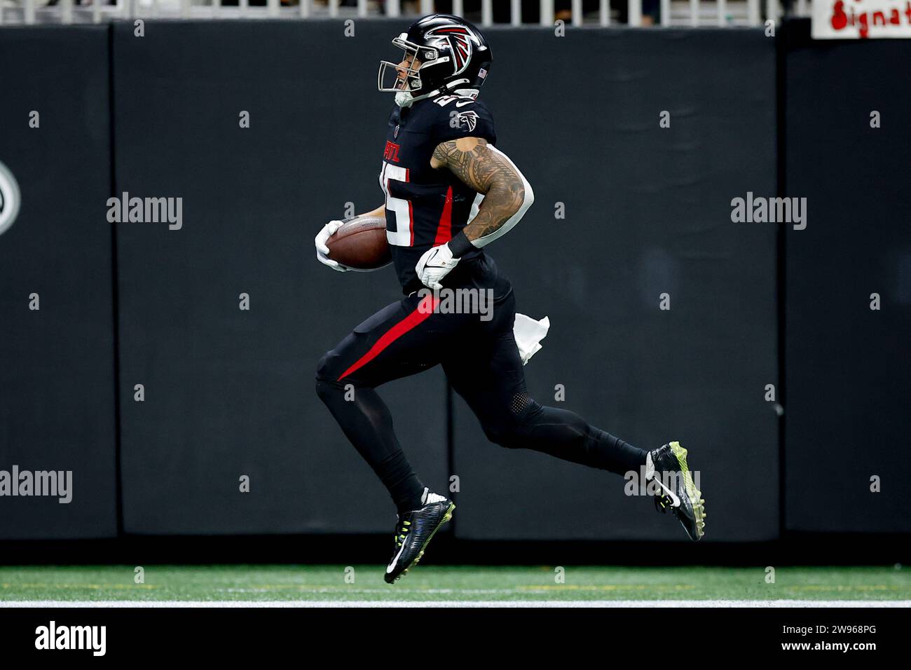 Atlanta Falcons running back Tyler Allgeier (25) runs into the end zone ...
