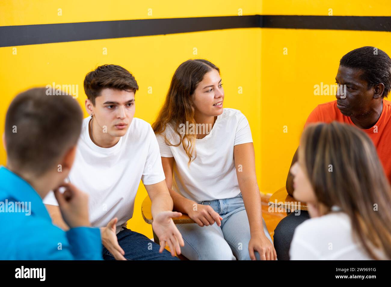 African girl speaking classroom hi-res stock photography and images - Alamy