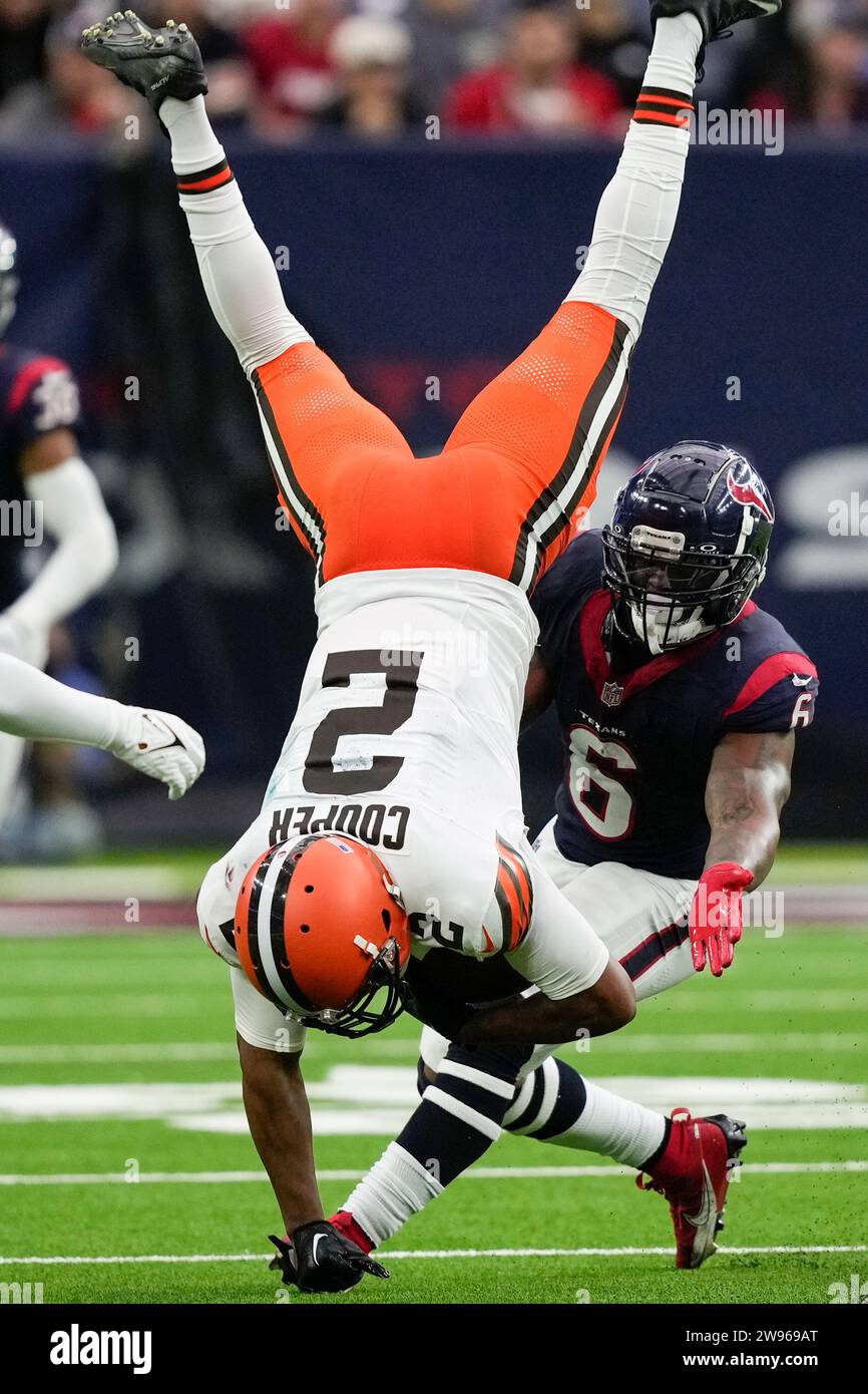 Cleveland Browns wide receiver Amari Cooper (2) catches a pass as ...