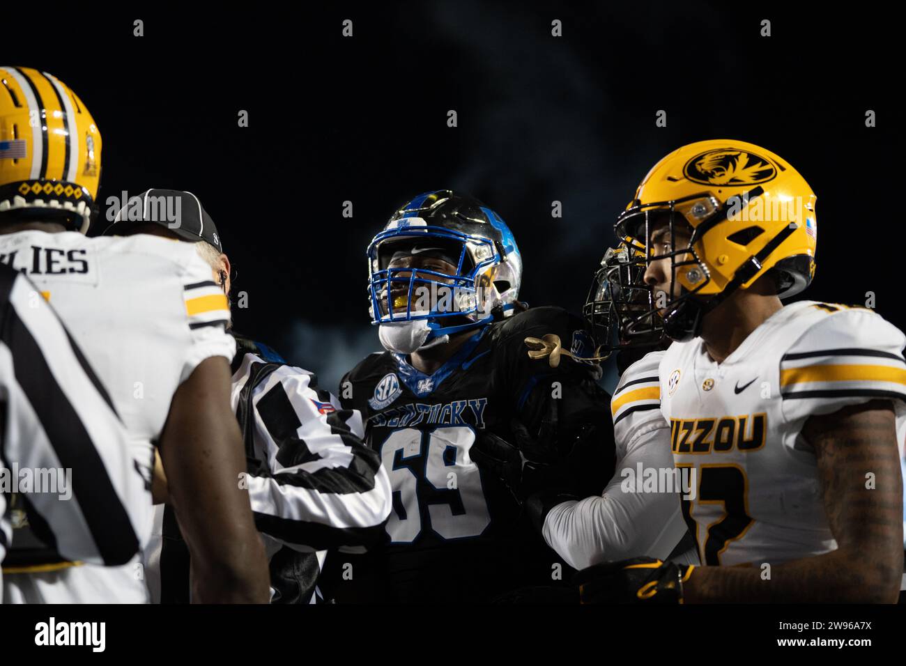 Kentucky offensive lineman Marques Cox gets in a scuffle with players ...