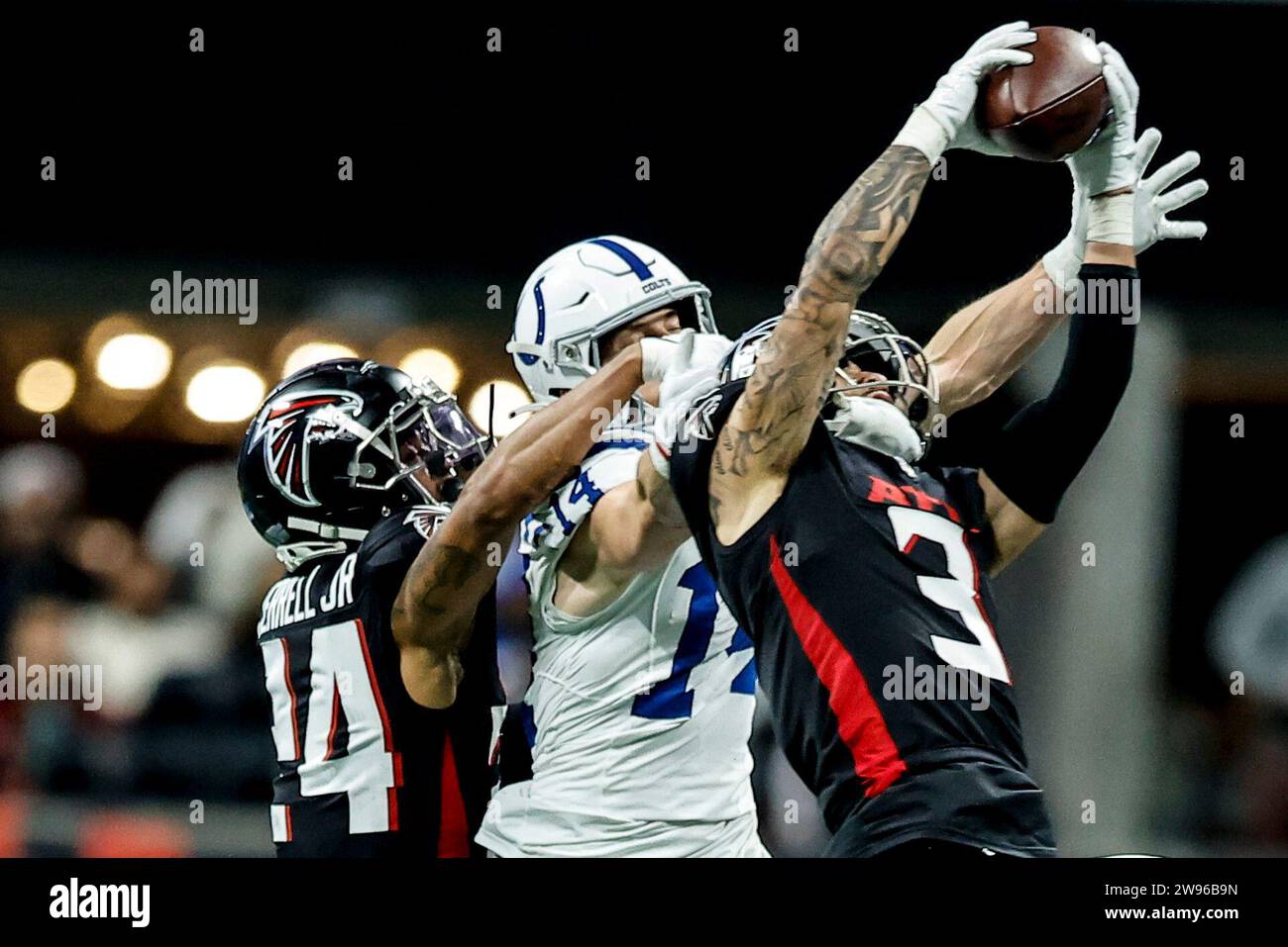 Atlanta Falcons safety Jessie Bates III (3) intercepts the ball against ...