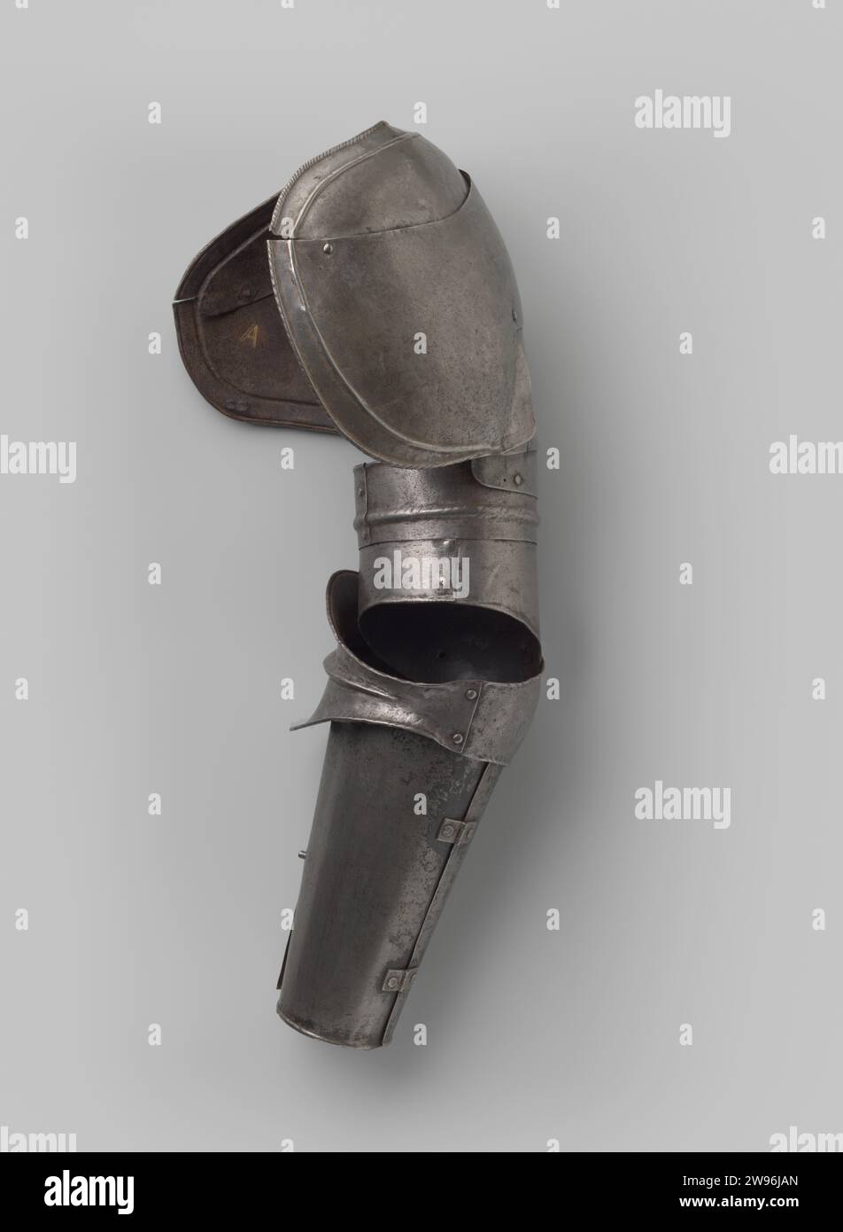 Armstuk, 1499 - 1699 Arm cover, iron, white, consists of a articulated ...