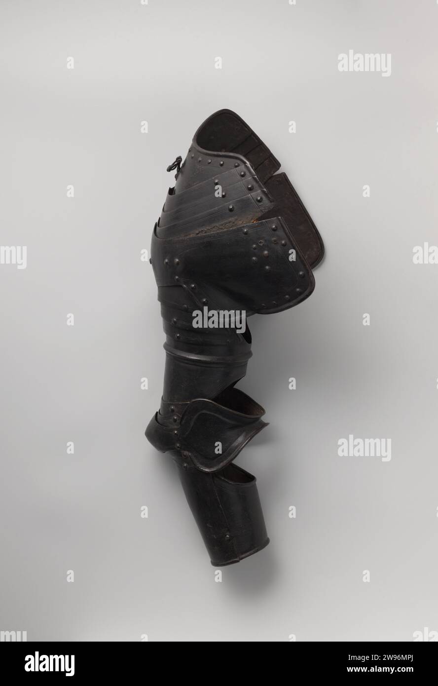 Armbedekking links, 1599 - 1699 Arm covering left, black, iron ...