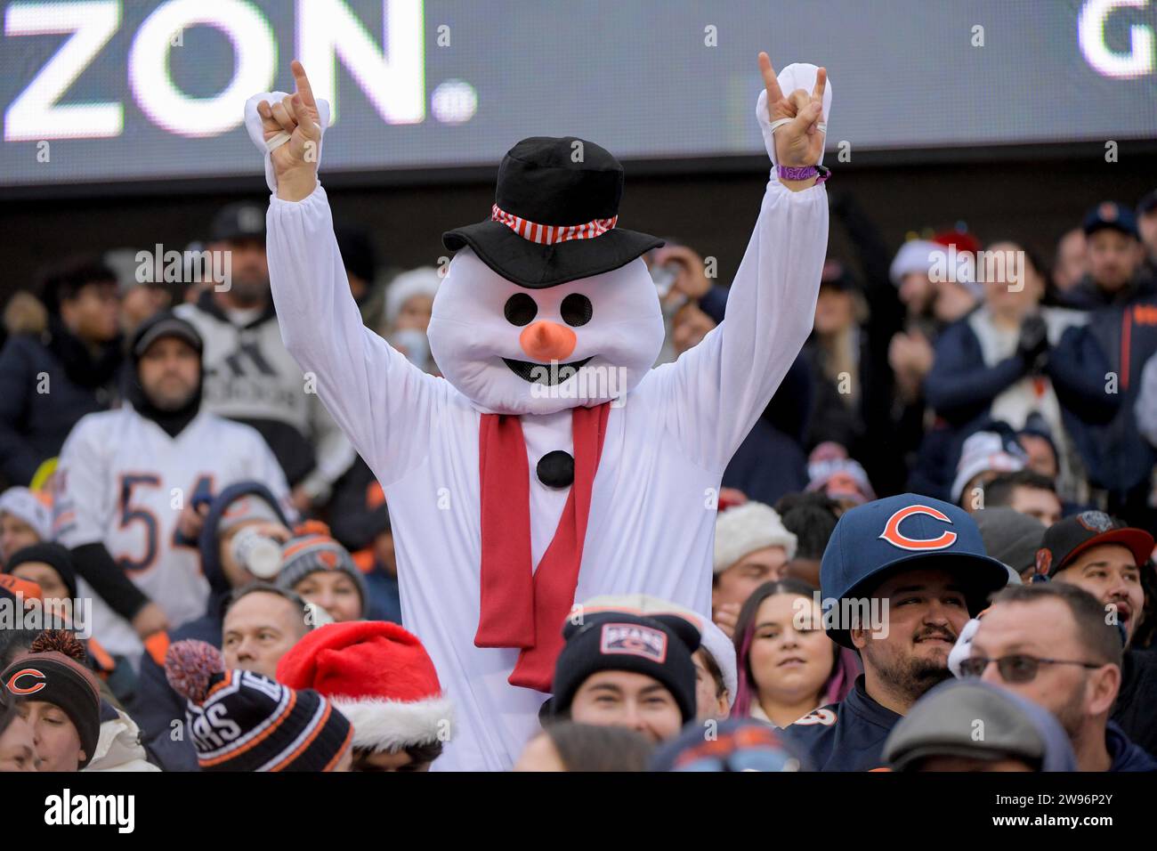 Chicago, United States. 24th Dec, 2023. Frosty the Snowman cheers on ...
