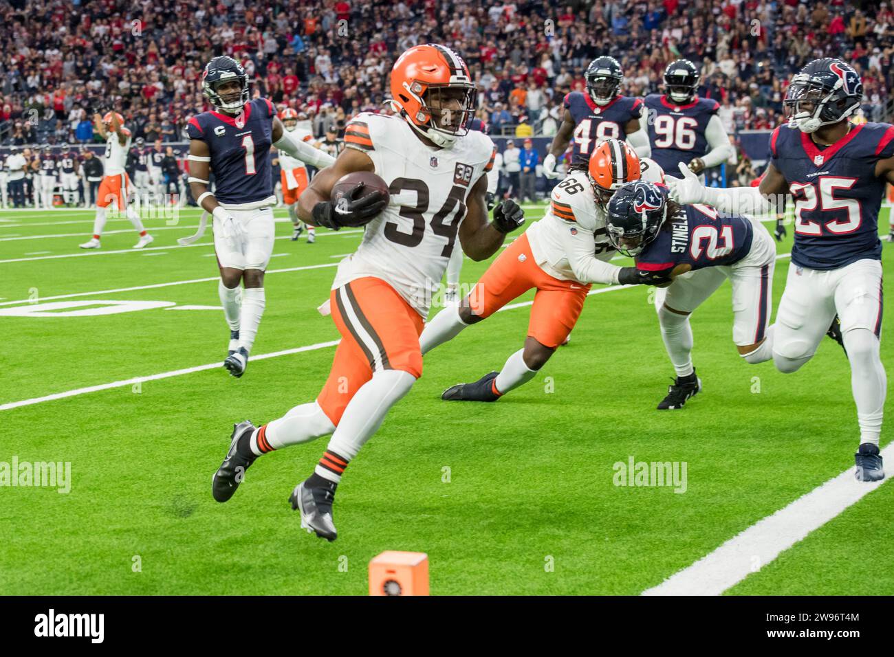 Houston, TX, USA. 24th Dec, 2023. Cleveland Browns running back Jerome ...