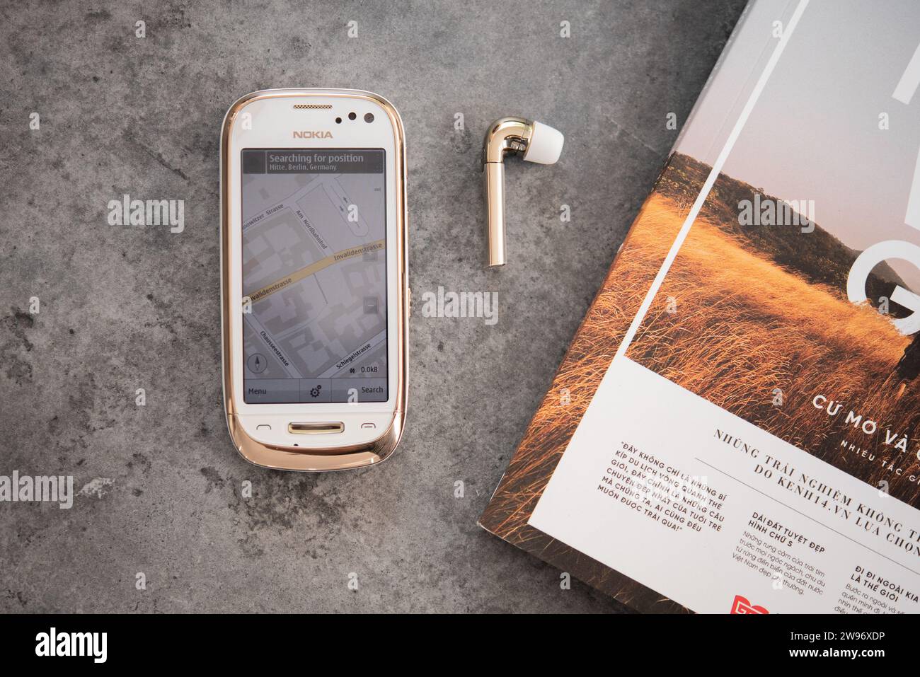Nokia Oro cute phone Stock Photo - Alamy