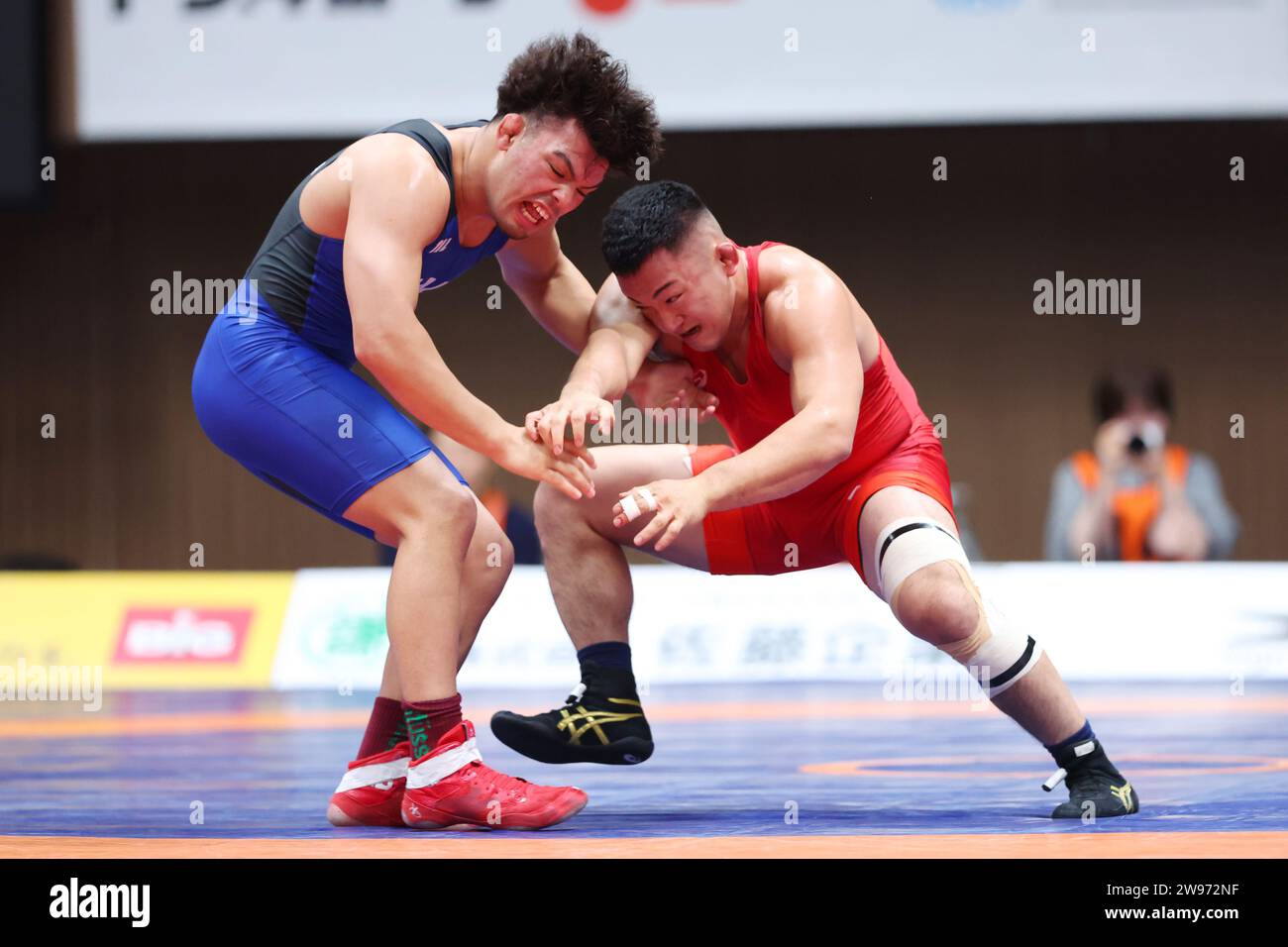 Yoyogi 2nd Gymnasium, Tokyo, Japan. 22nd Dec, 2023. (L to R) Reon Kakegawa, Satoshi Miura ...