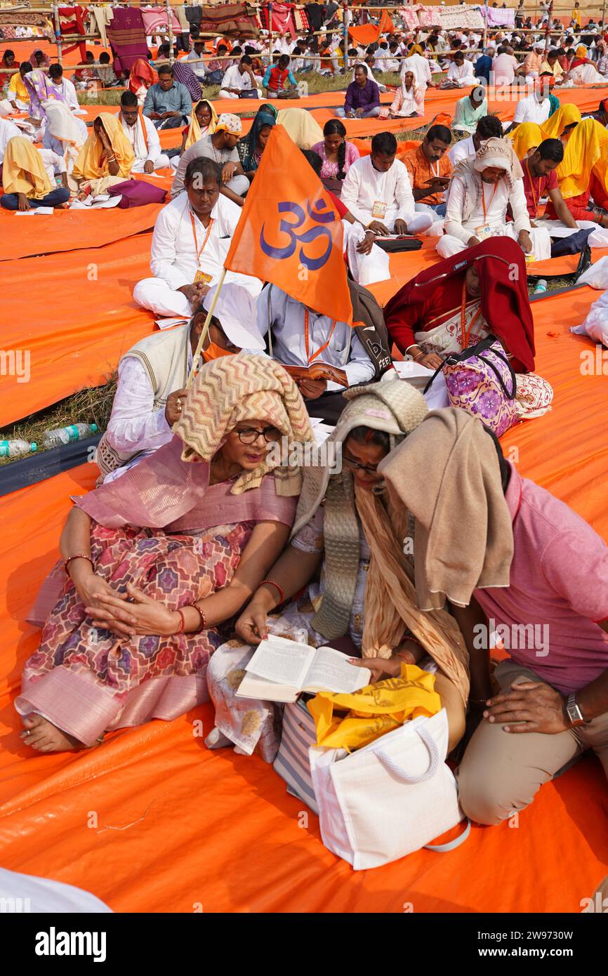 In a landmark display of unity and devotion, Kolkata's Brigade Parade ...