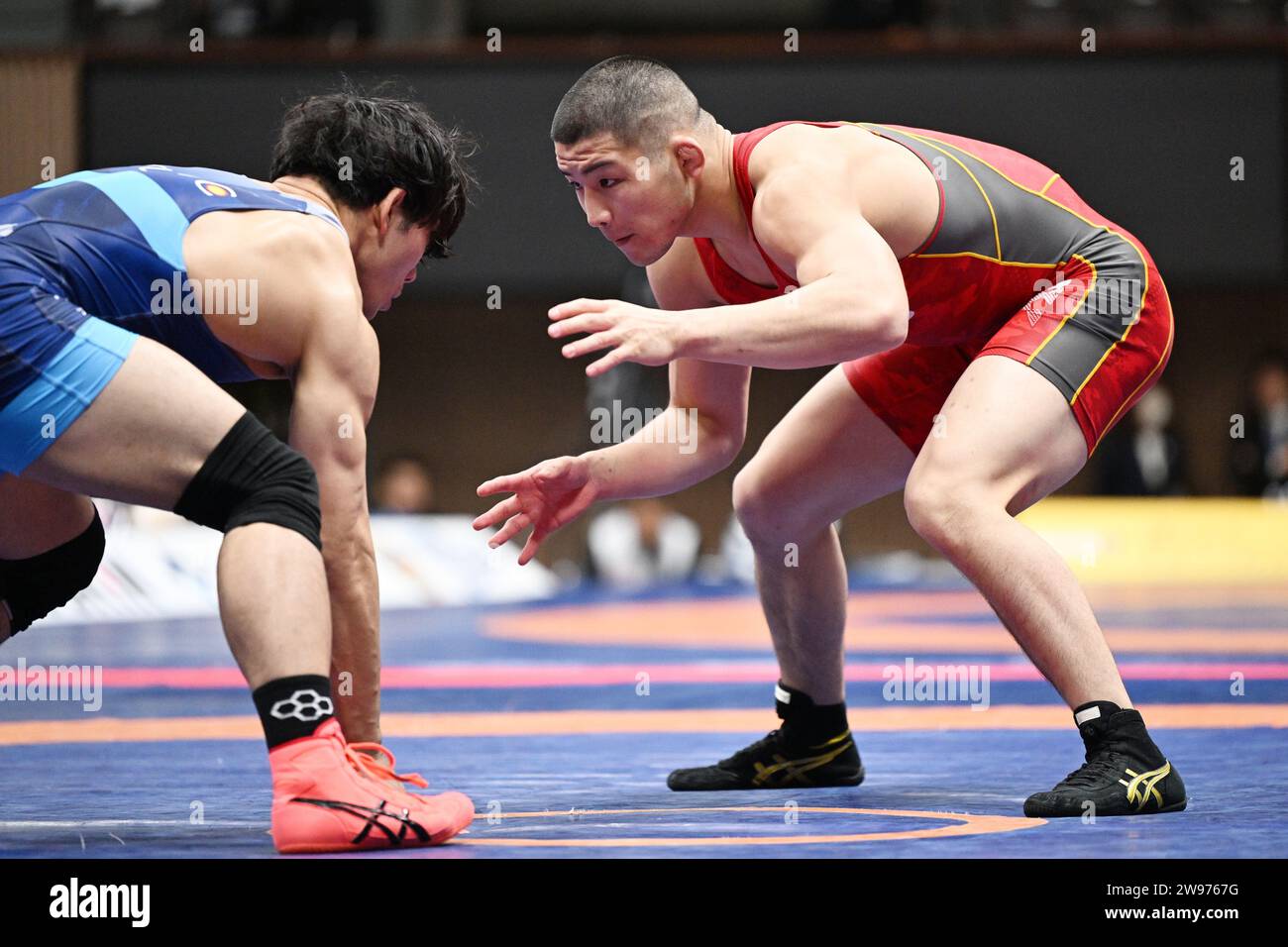 Yoyogi 2nd Gymnasium, Tokyo, Japan. 23rd Dec, 2023. (L-R) Sosuke Takatani, Hayato Ishiguro ...