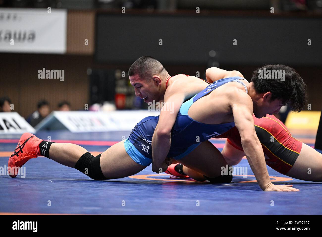 Yoyogi 2nd Gymnasium, Tokyo, Japan. 23rd Dec, 2023. (L-R) Sosuke Takatani, Hayato Ishiguro ...