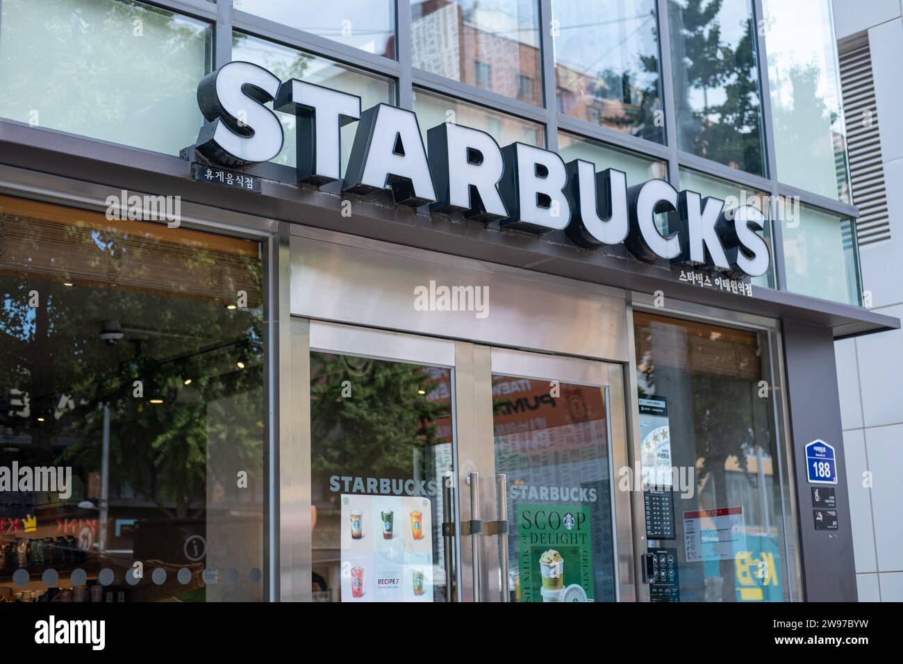 Coffeehouse chains hi-res stock photography and images - Alamy