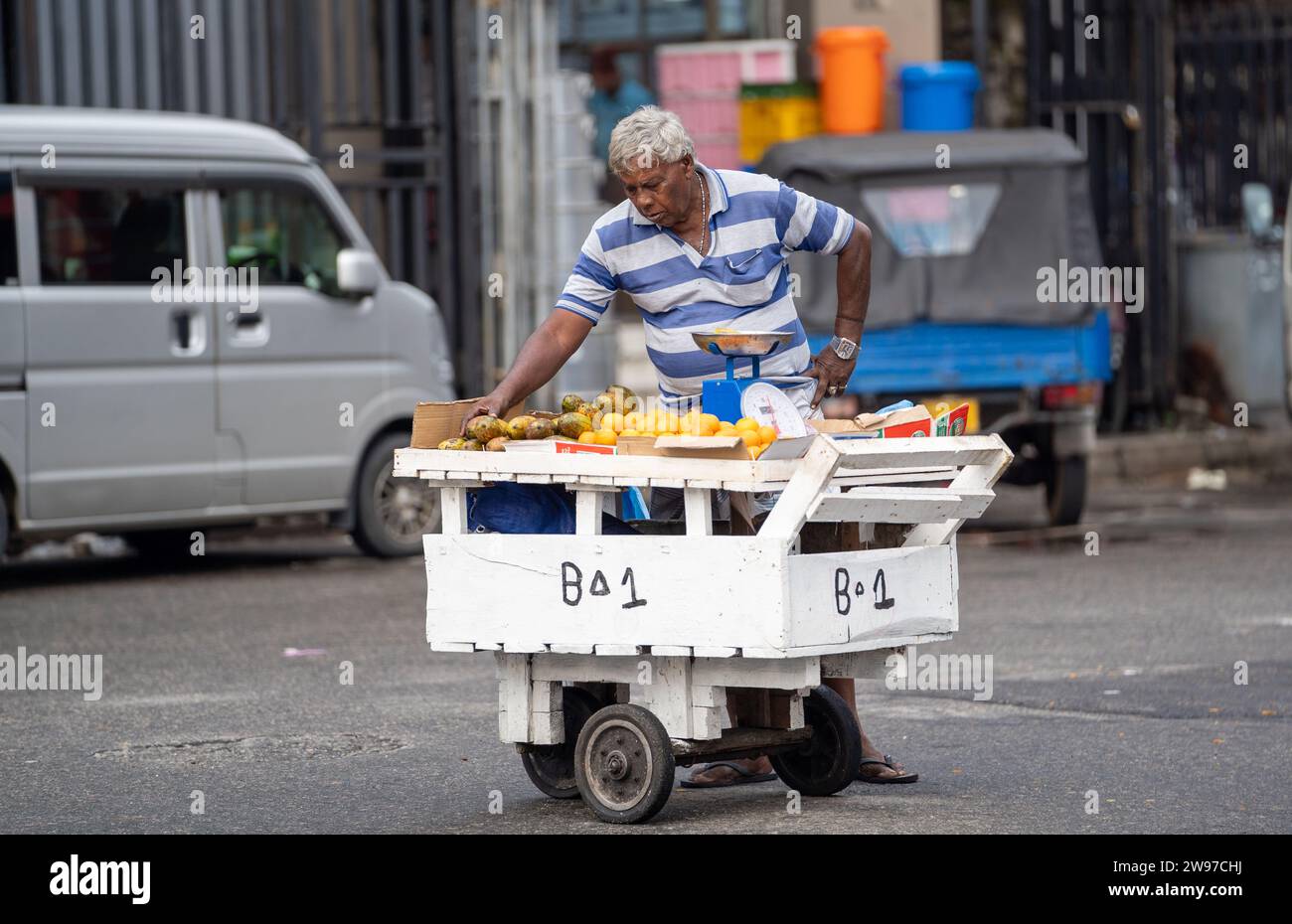 Pettah, Pettah, Sri Lanka. 24th Dec, 2023. A steet seller selling ...