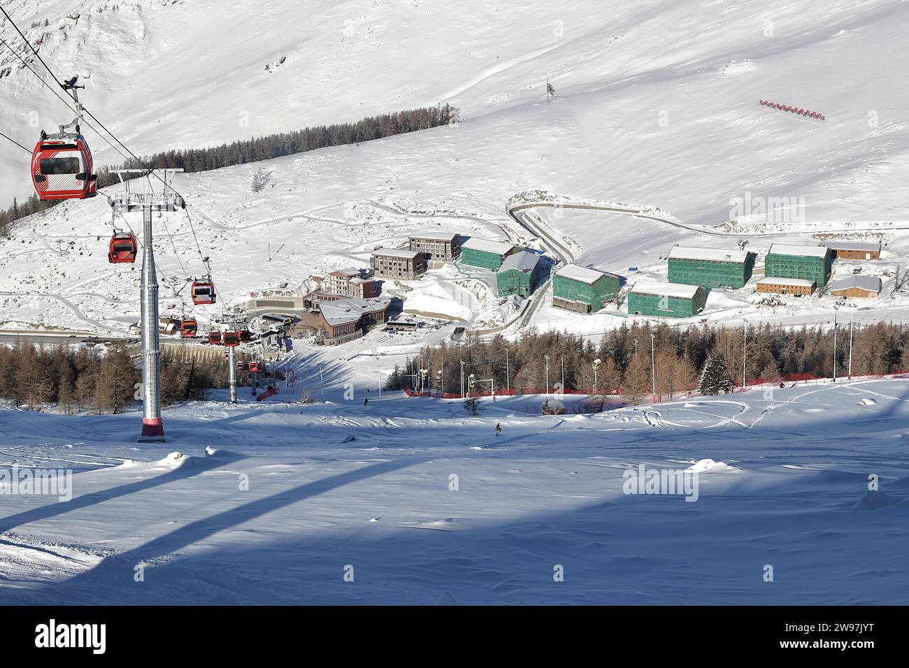 **CHINESE MAINLAND, HONG KONG, MACAU AND TAIWAN OUT** Tourists ski at ...