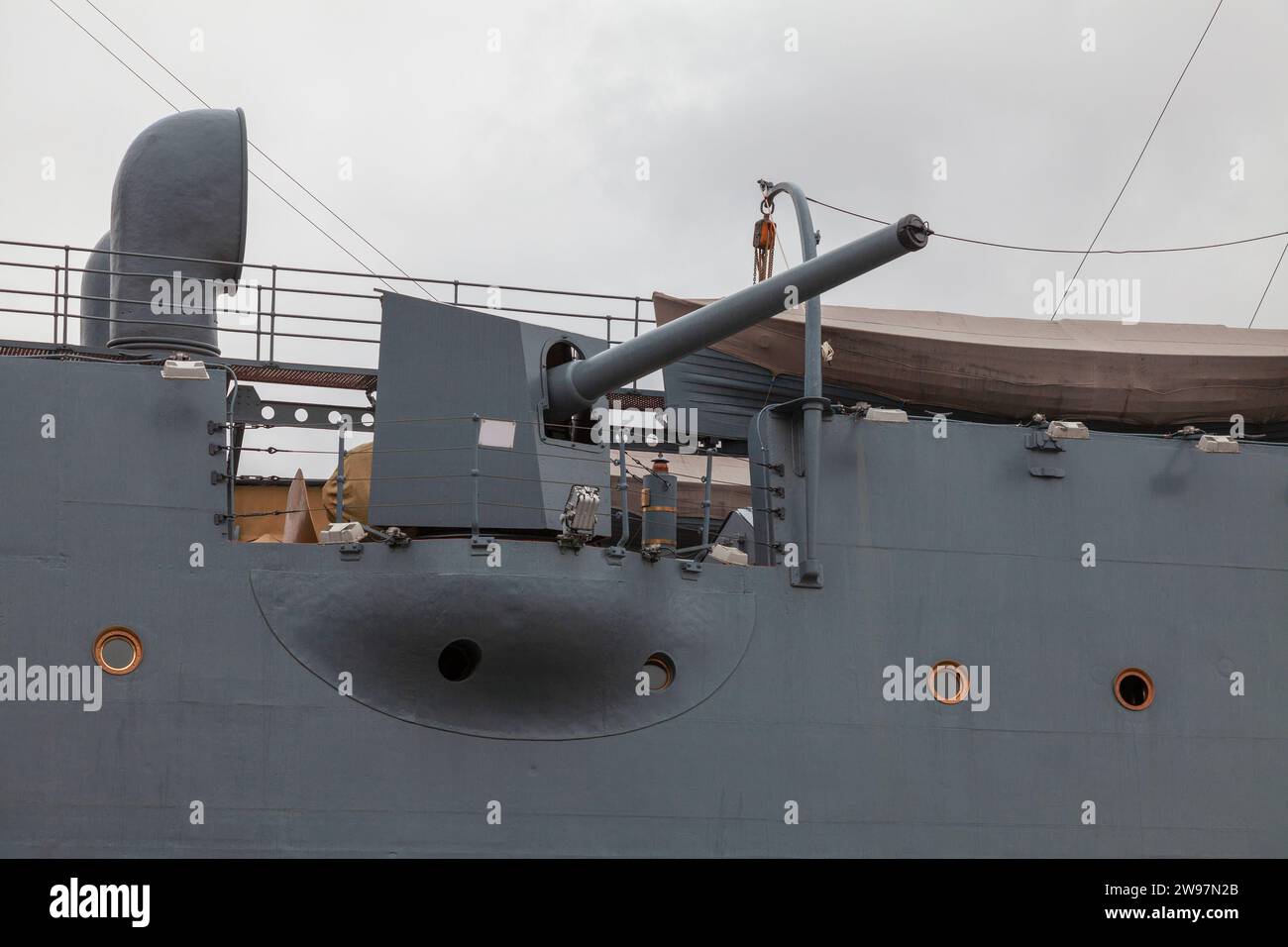 Deck gun of an old Russian cruiser Stock Photo - Alamy