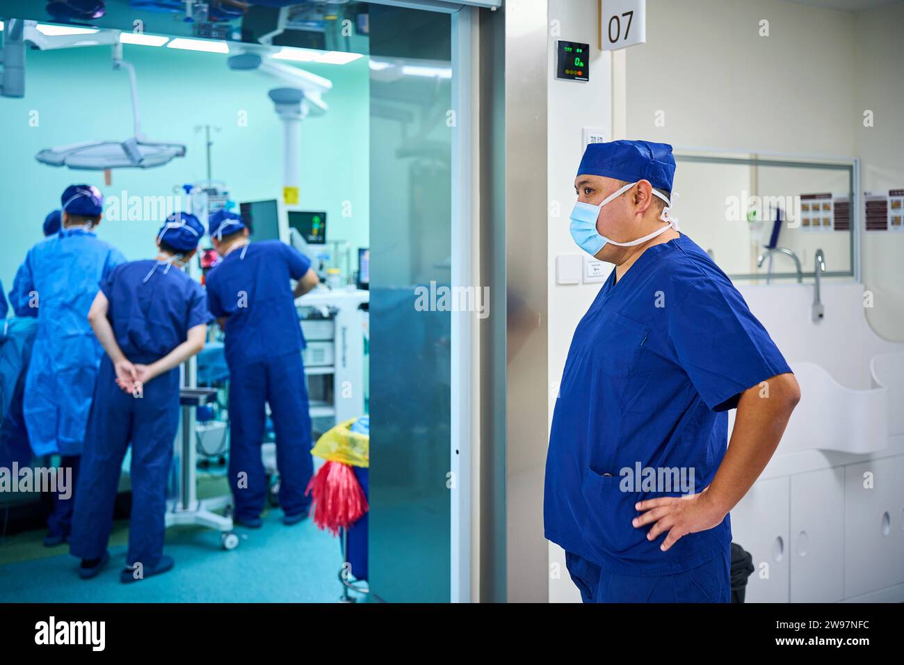 Neurosurgeon in medical mask uniform hi-res stock photography and ...