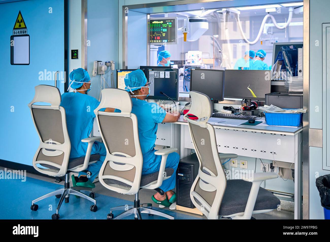 Modern operating room surgeon hi-res stock photography and images - Alamy