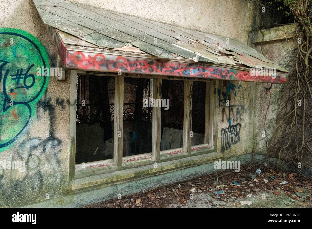 Abandoned Building Balcony Window Shelter Stock Photo - Alamy