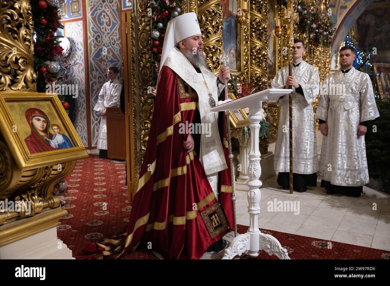 Kyiv, Ukraine. 24th Dec, 2023. Metropolitan Epiphanius (C) of Kyiv ...