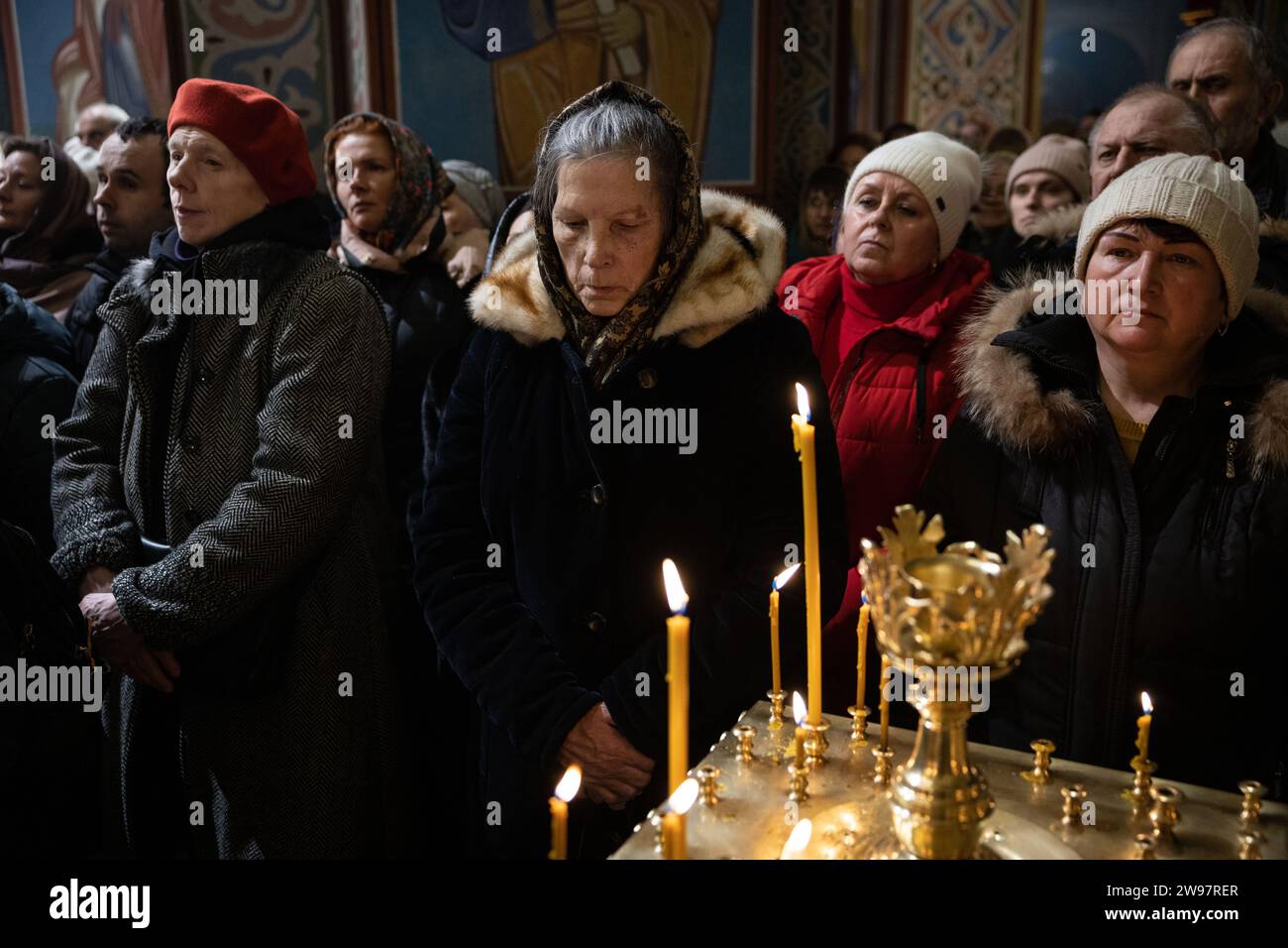Kyiv, Ukraine. 24th Dec, 2023. Believers pray during a Christmas Eve ...