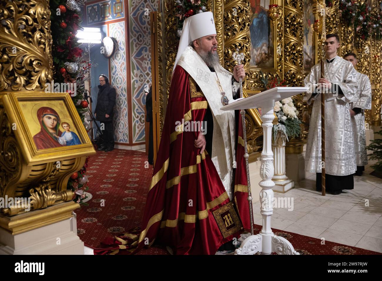 Kyiv, Ukraine. 24th Dec, 2023. Metropolitan Epiphanius (C) of Kyiv ...