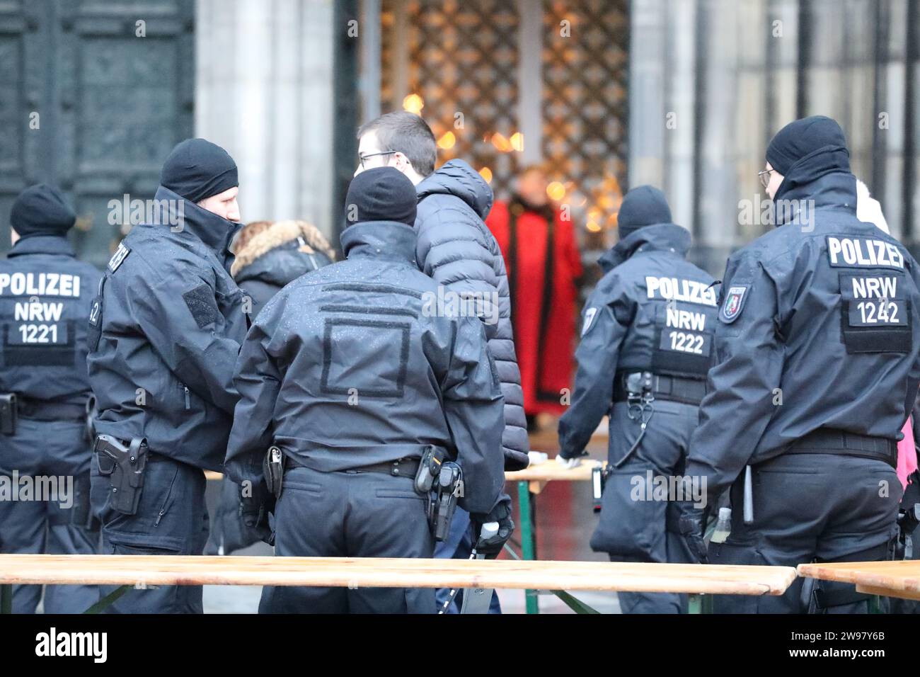 Cologne, Germany. 25th Dec, 2023. Police officers stand in front of ...