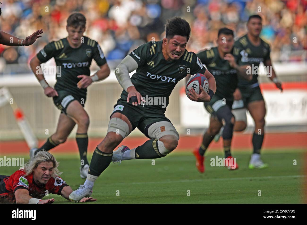 Toyota Verblitz's Kazuki Himeno and Canon Eagles' Faf de Klerk during ...