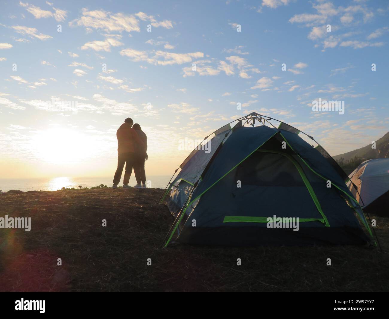 Side view couple silhouette together hi-res stock photography and ...