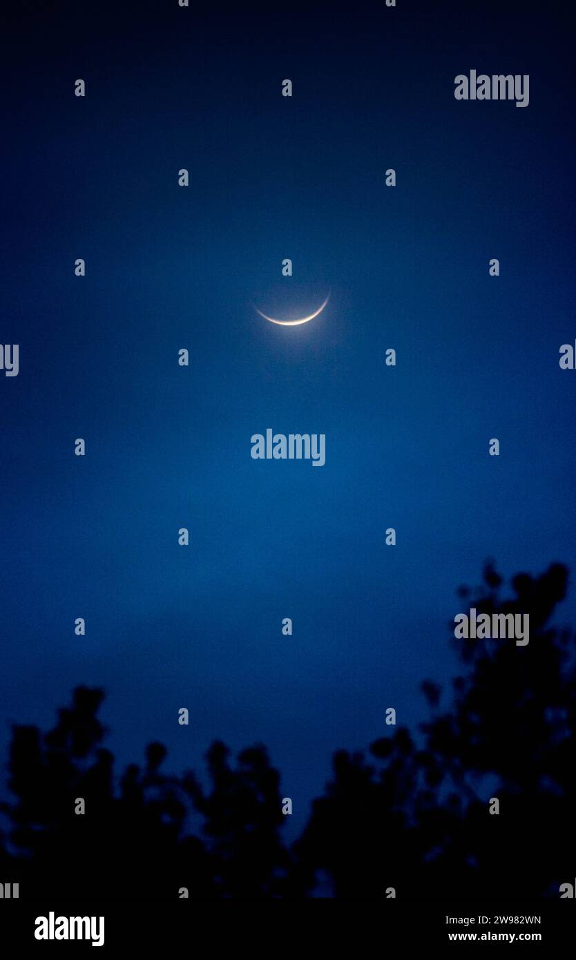 Moon sliver hi-res stock photography and images - Alamy