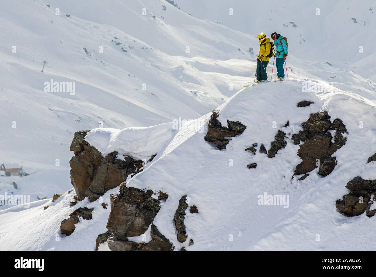Two skiers talking about their line before dropping in the face Stock ...