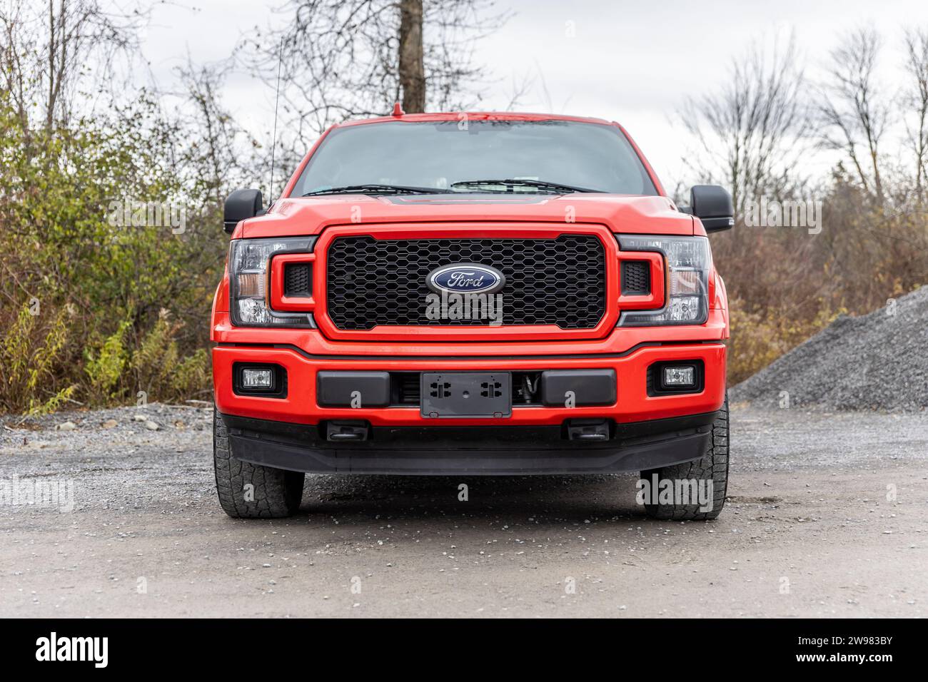 Red ford pickup truck hi-res stock photography and images - Alamy