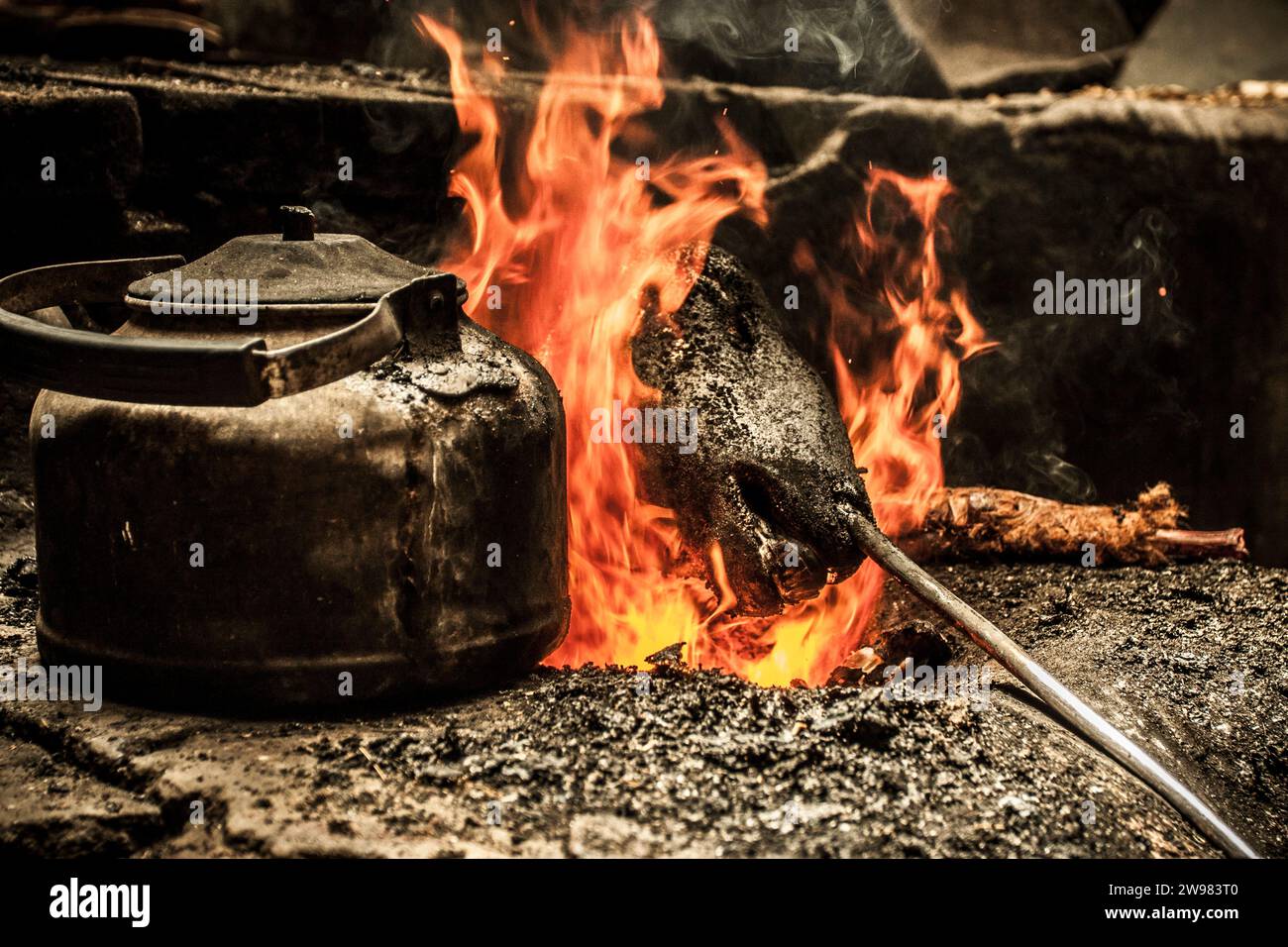 Lamb's head being burned in a fire Stock Photo - Alamy