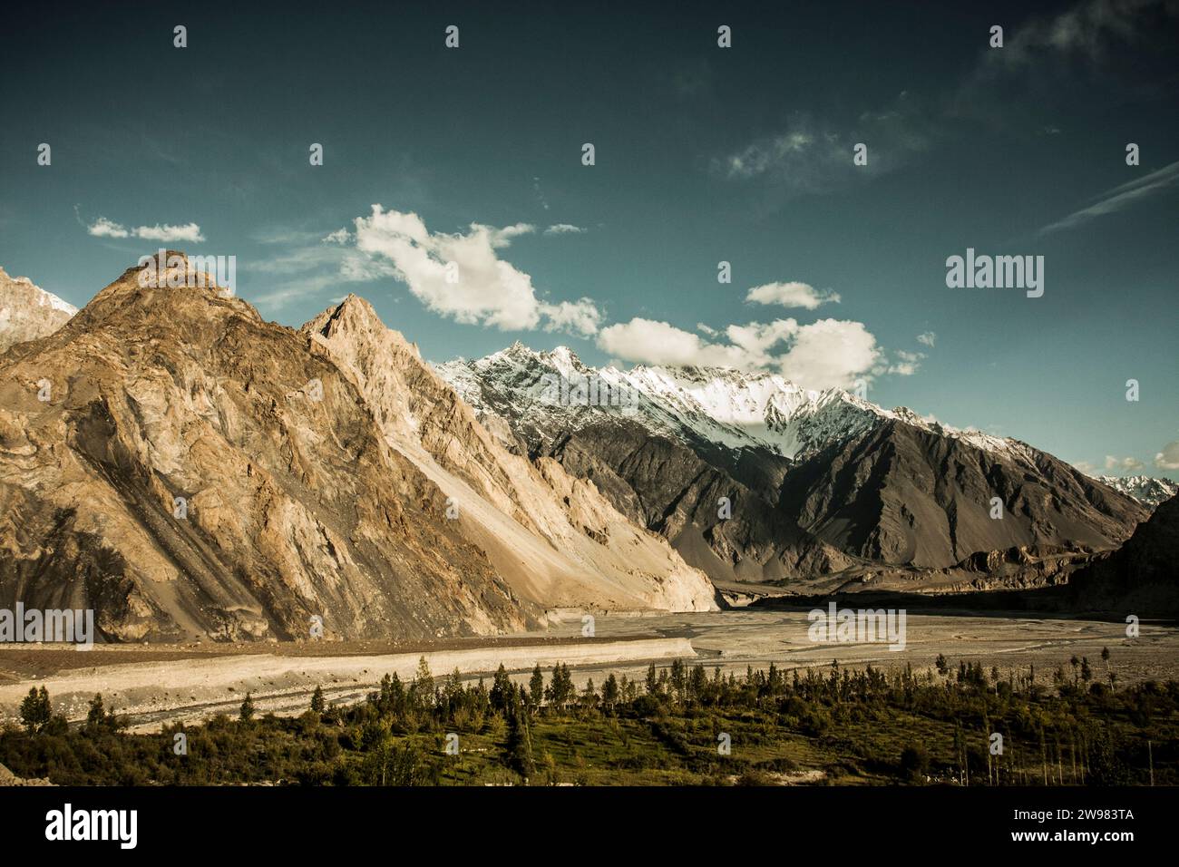 Mountain rising up hi-res stock photography and images - Alamy