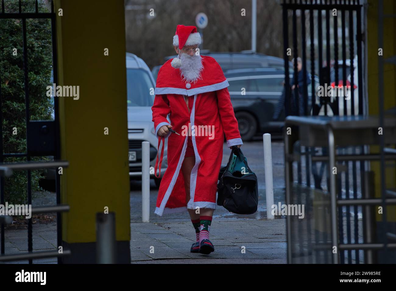 Berlin, Germany. 25th Dec, 2023. A man dressed as Santa Claus comes to ...