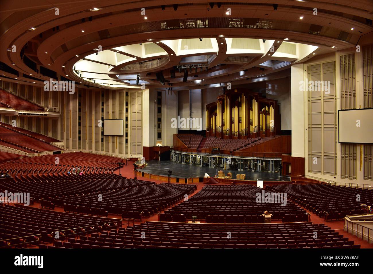 The majestic interior of the Mormon Conference Center with over 21.000 ...