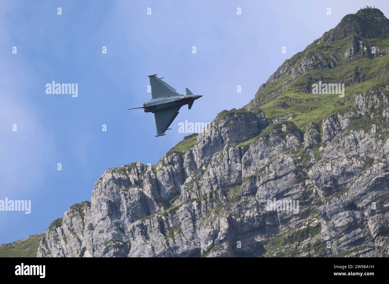 Ein Eurofighter der Luftwaffe führt in der Schweiz eine Leistungsdemonstration vor. Das ...
