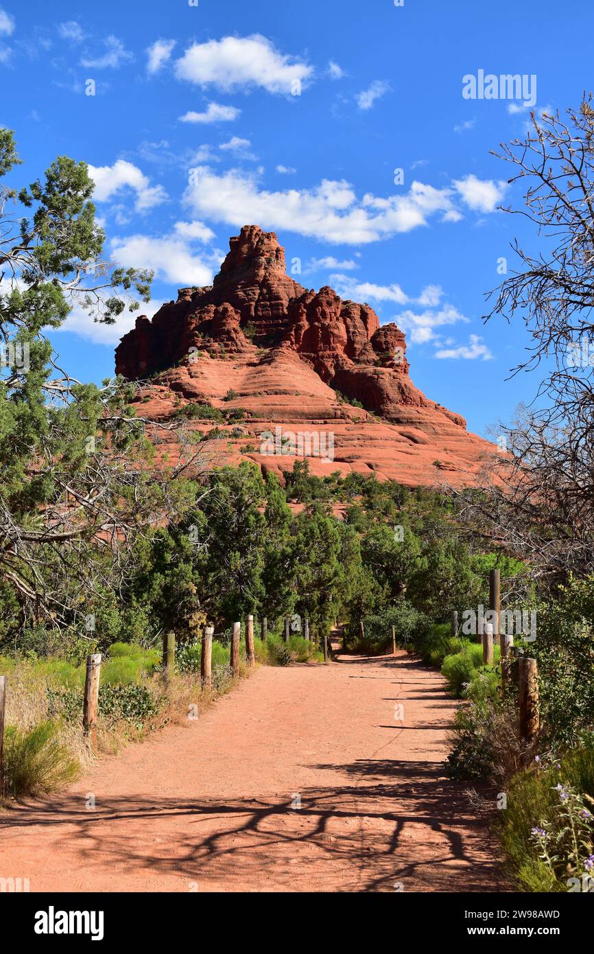 Bell Rock Trail leading to Bell Rock mountain in Sedona, Arizona Stock ...