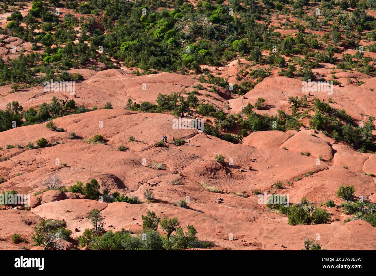 Bell Rock Trail leading to Bell Rock mountain in Sedona, Arizona Stock ...