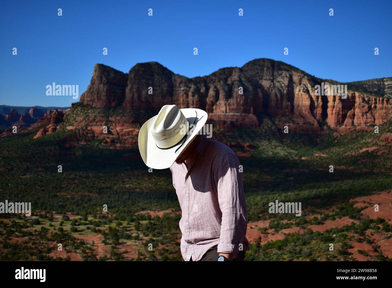 Man in pink shirt and wearing a white cowboy hat with the Sedona ...